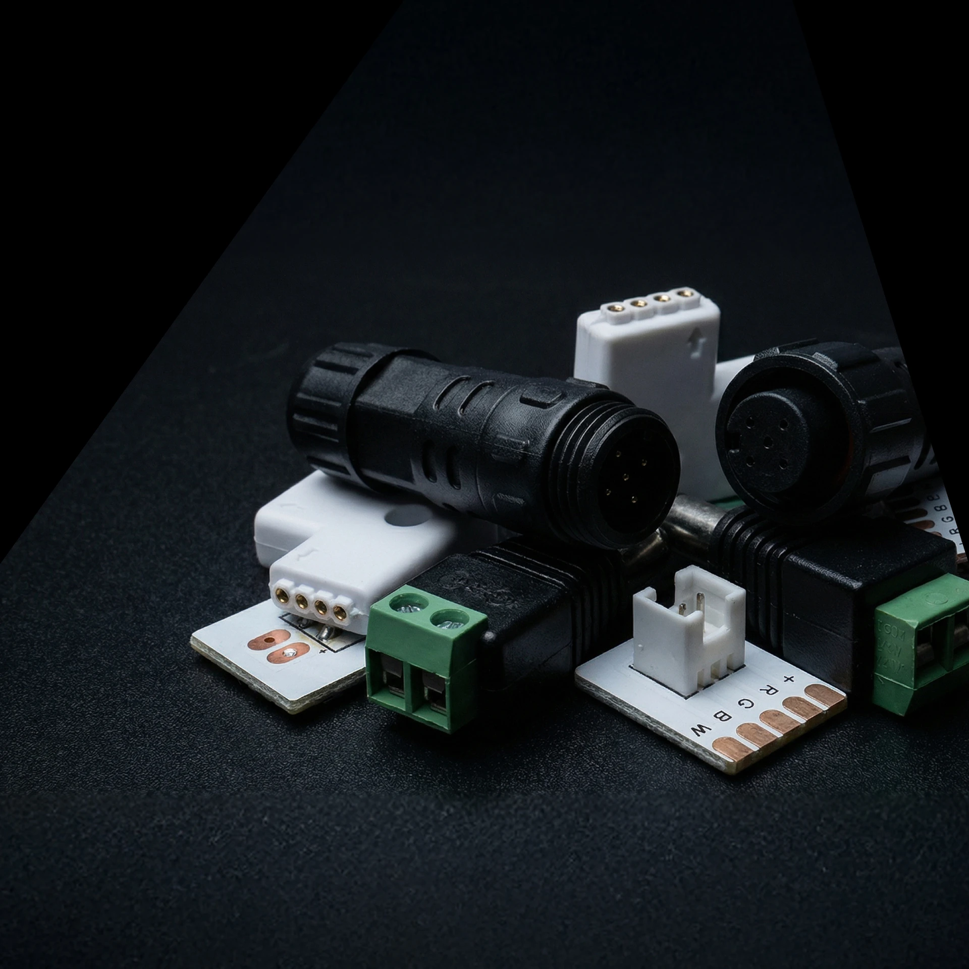 LED Stecker & Steckverbinder für LED Streifen | leds24.com