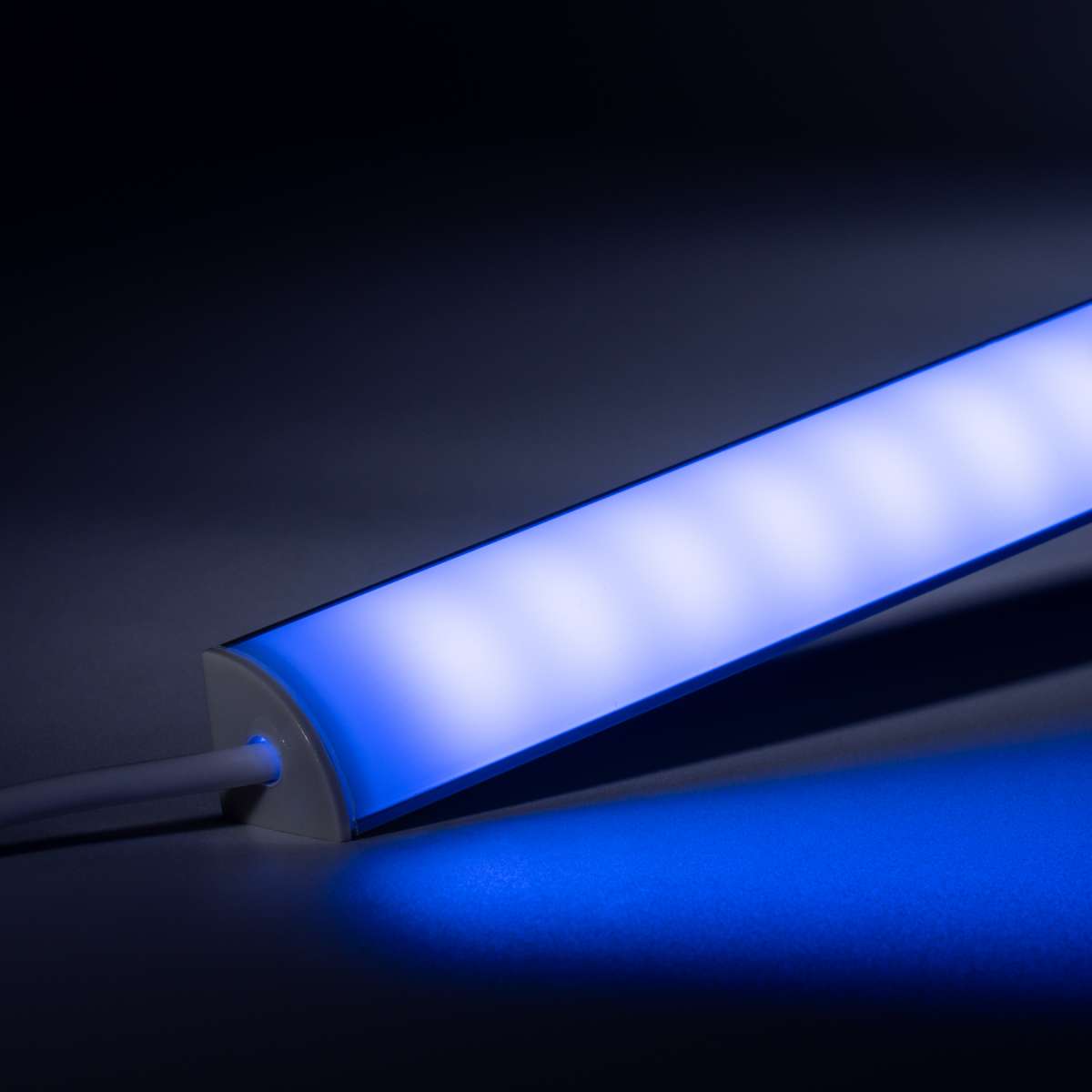 24V wasserfeste Aluminium LED Eck-Leiste rund – RGB – diffus - | leds24.com
